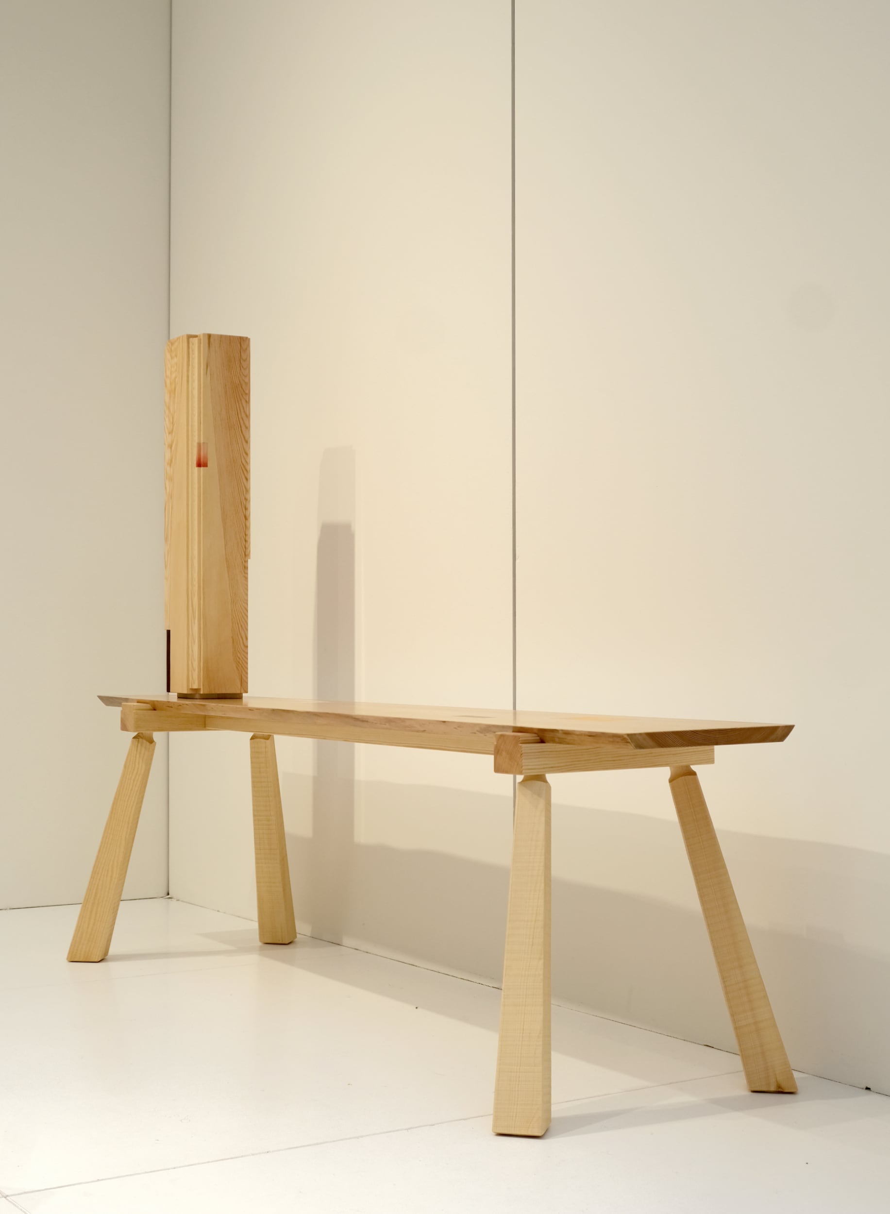 Álvaro Aramburu entwirft Möbel an der Grenze von Kunst und Design - Galaxus